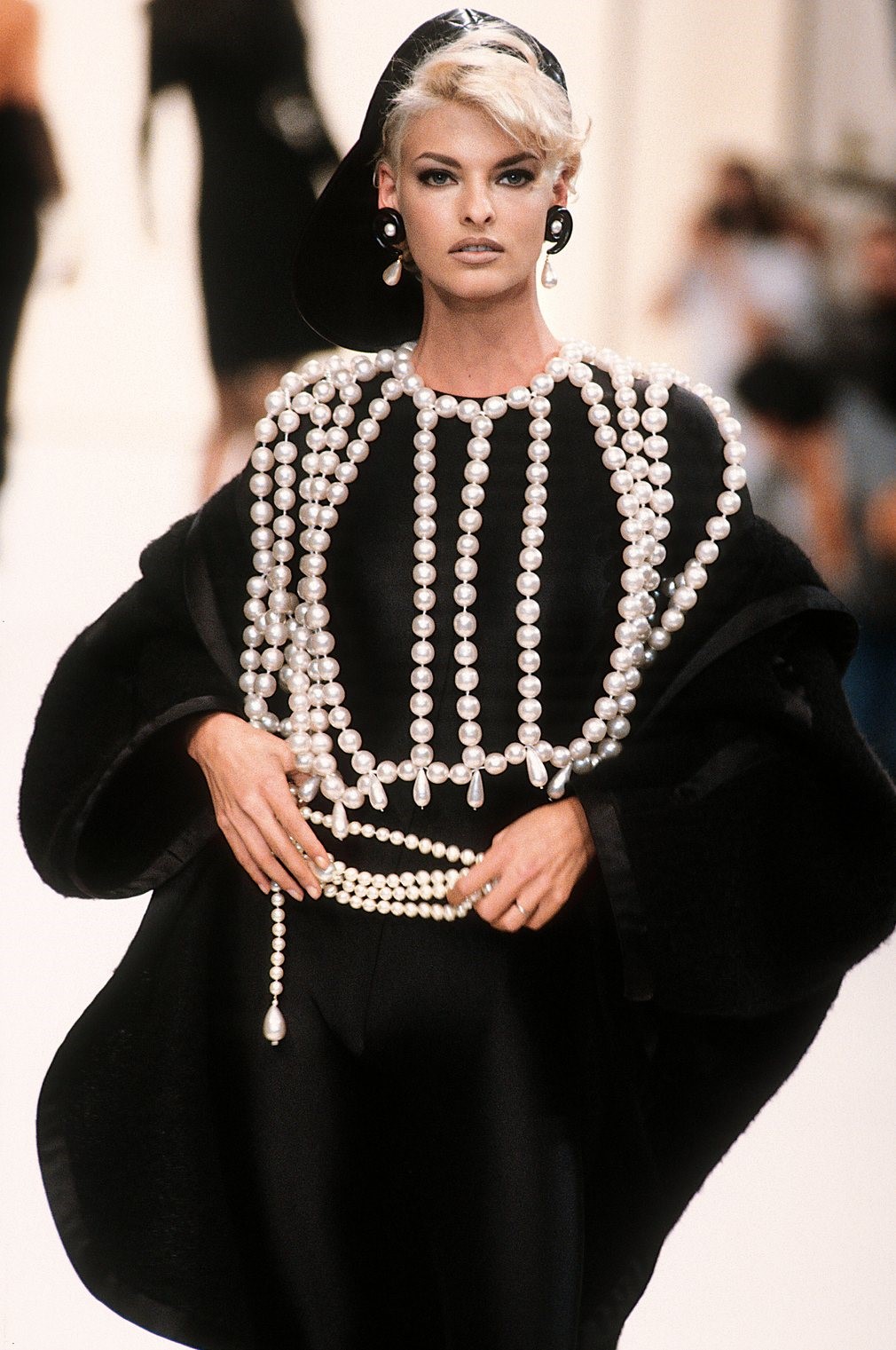 Descubra os segredos da Chanel em ordem cronológica de 1983 até 2016 ...